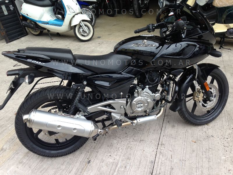 BAJAJ Rouser 220 bajaj